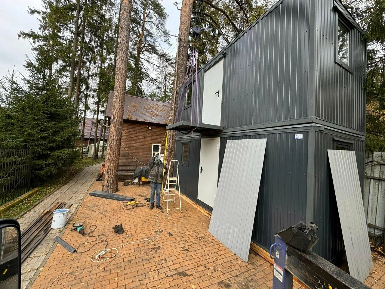 Соблюдение норм охраны труда: Какие требования предъявляются к бытовкам для проживания рабочих?